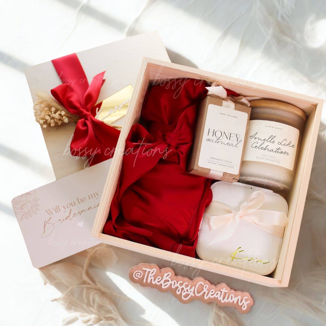 Burgundy wedding favor boxes | Beachweddingtips.com